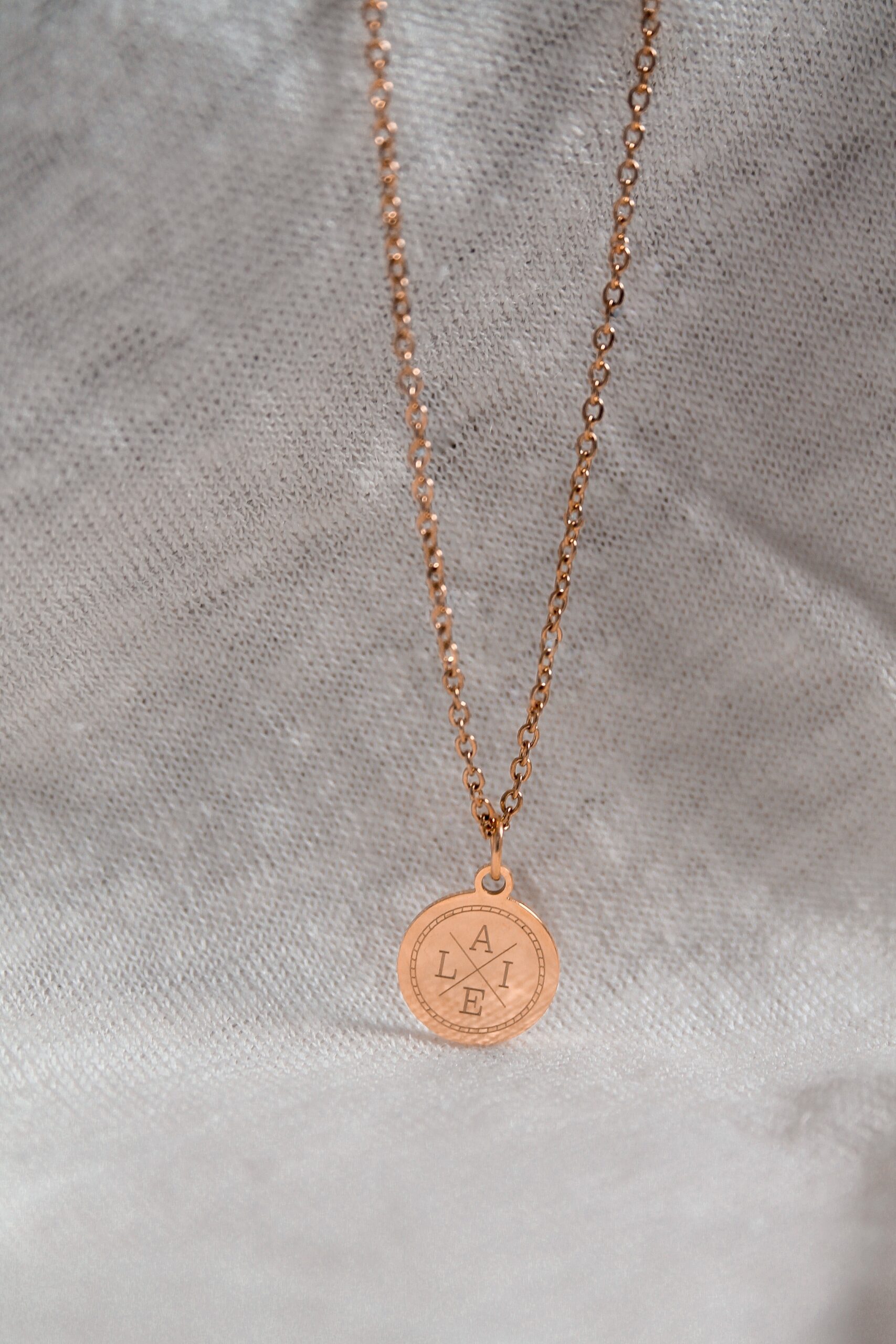 אלומיניום מנודה מאובנים initialen ketting rose goud חלון עולמי תעז לצרוח